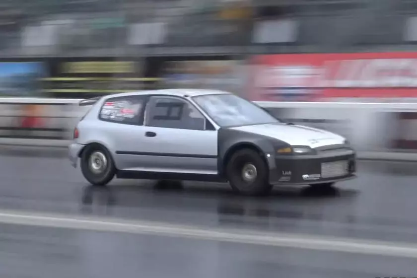 700-HP Honda Civic Humiliates Nissan GT-R នៅលើ Drag Strip 37845_2