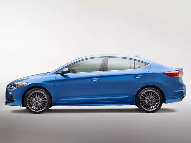 200-конски сили 2017 Elantra Sport показва, че Hyundai е готов да бъде производителен играч 37851_2