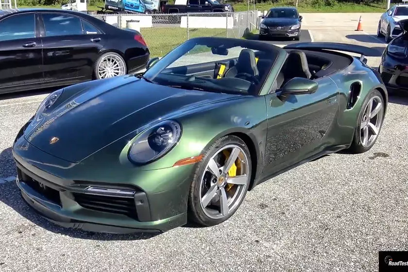 ড্র্যাগ রেস: ফেরারি 488 পিস্তা স্পাইডার বনাম। Porsche 911 Turbo S Cabriolet 37858_6