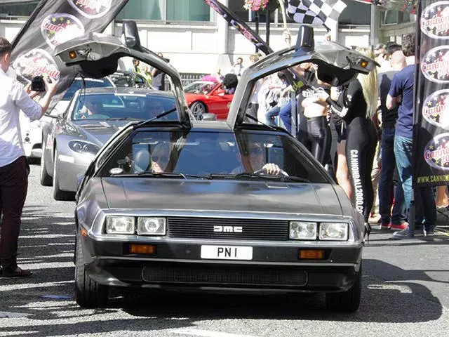 Granda Scott! La DeLorean DMC-12 Estas Pli Rapida Ol Iam! 37999_1