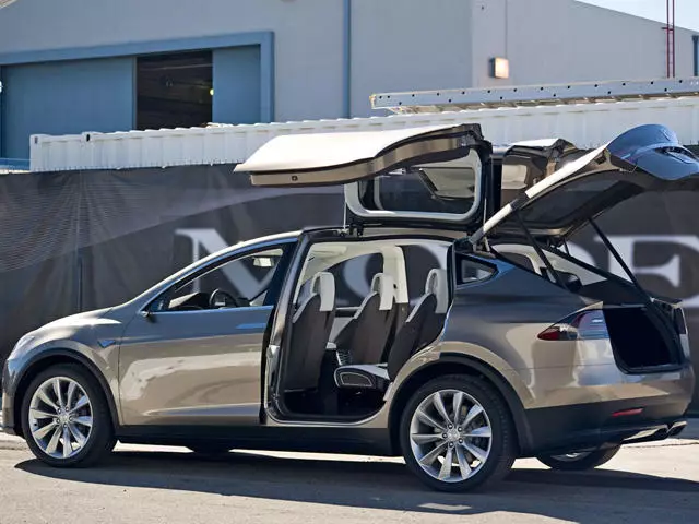 $40 Milyan oo Qiimaha Tesla Model X Moodooyinka Lagu kaydiyay 24 saacadood oo keliya 38000_2