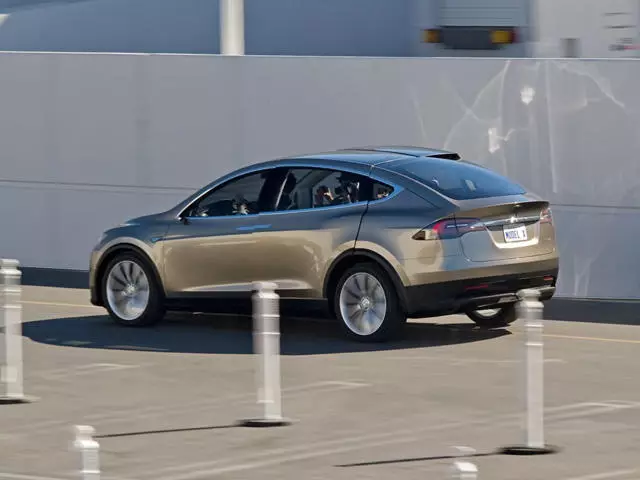 $40 Milyan oo Qiimaha Tesla Model X Moodooyinka Lagu kaydiyay 24 saacadood oo keliya 38000_4