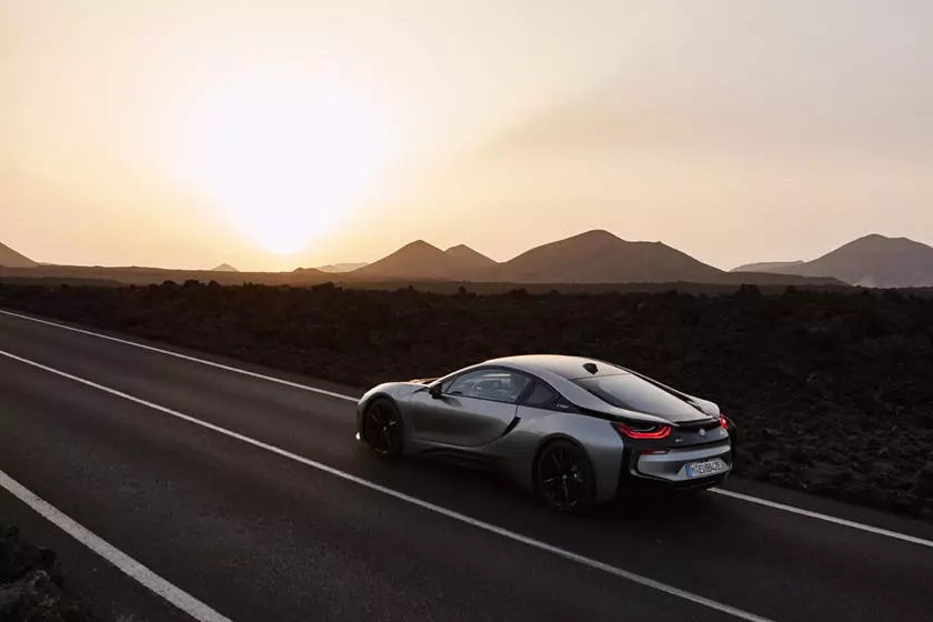 2019-2020 BMW i8 Coupe Front View Driving