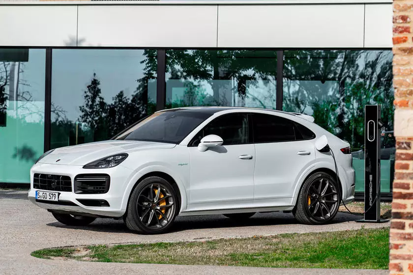 2020-2021 Porsche Cayenne Coupe Hybrid Front Angle View