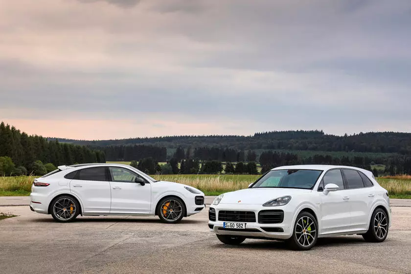 2020-2021 Porsche Cayenne ჰიბრიდული წინა კუთხური ხედი