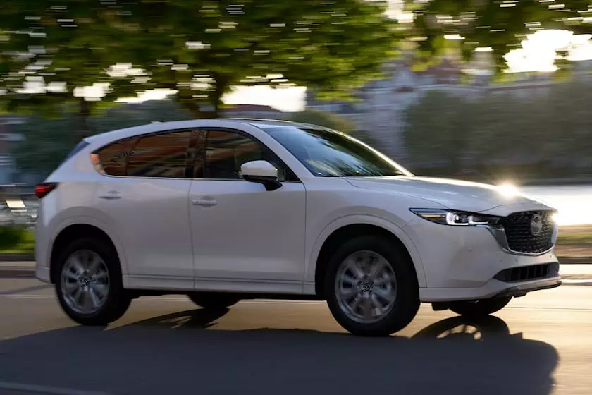 2022 წლის Mazda CX-5 გვერდითი კუთხით მართვა