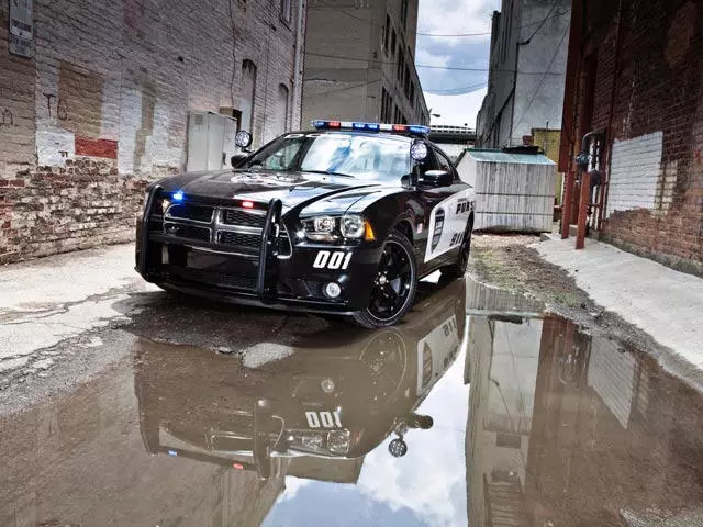 Chrysler sťahuje z trhu 10 000 policajných stíhačiek Dodge Charger 38116_2