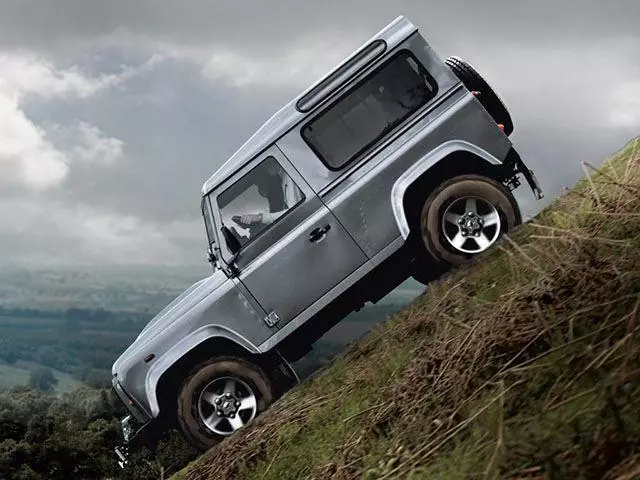 Äddi engem Off-Road Ikon: Land Rover Defender Production Enn haut 38214_1