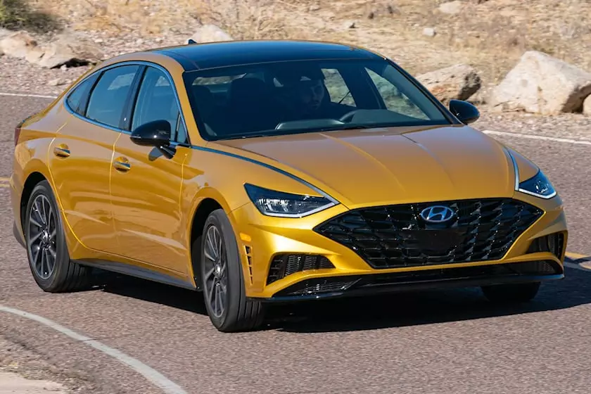 2020-2022 Hyundai Sonata Driving Front Vinkel