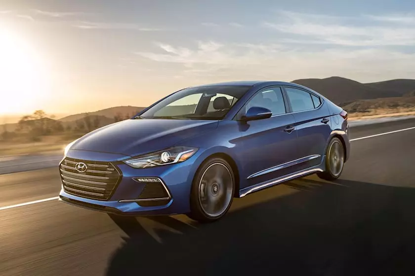 2017-2018 Hyundai Elantra Sedan Tříčtvrteční přední levý boční pohled v pohybu