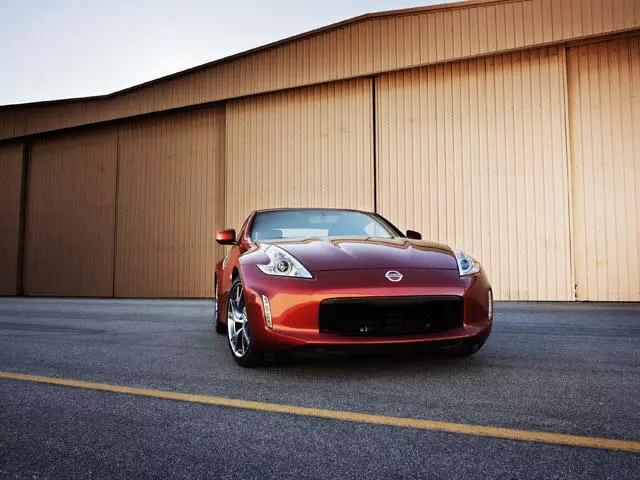 Nissan 370Z Facelift ကို Chicago တွင် ထုတ်ဖော်ပြသခဲ့သည်။ 38311_1