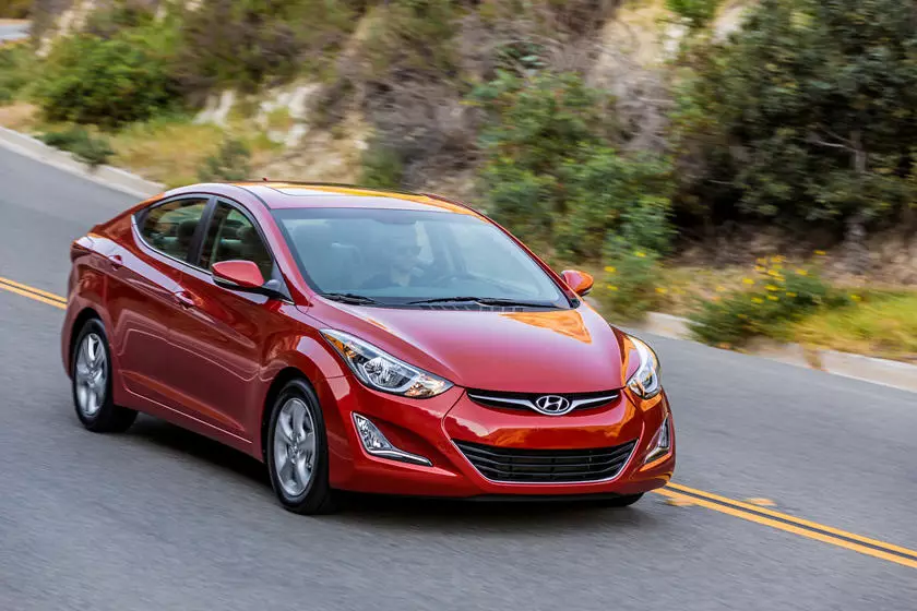 Hyundai Elantra Sedan 2014-2016 Vista lateral direita frontal de três quartos