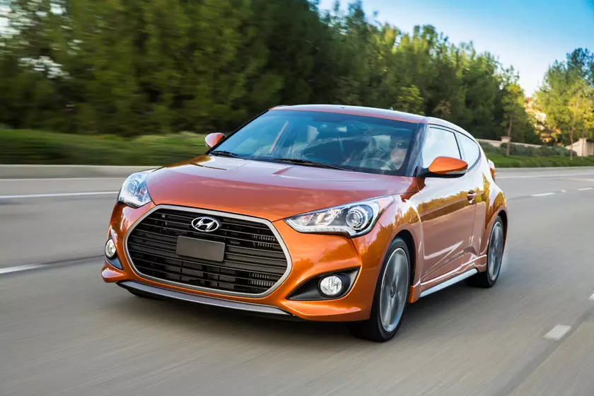 2016-2017 Hyundai Veloster Хэтчбек үш ширек алдыңғы сол жақтағы көрініс қозғалыста