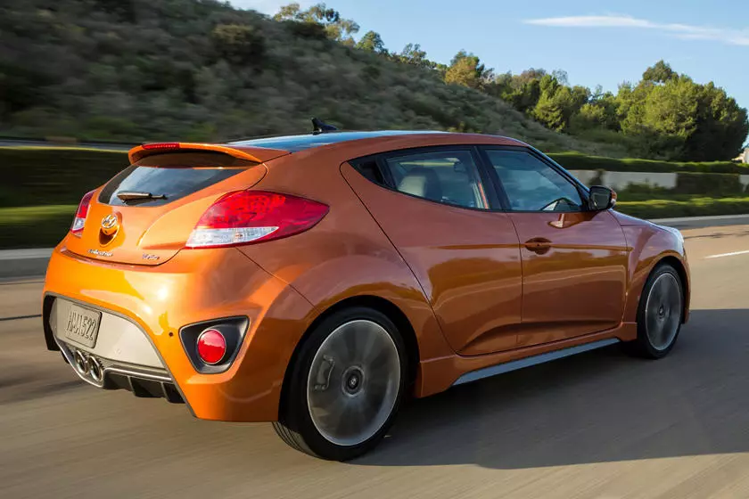 2016-2017 Hyundai Veloster Hatchback Üç çärýek arka tarap sag tarapda hereket edýär