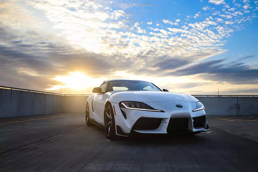 Vista de ángulo frontal Toyota Supra 2021