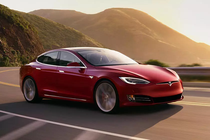 2017–2020 Tesla Model S eestvaatega sõitmine