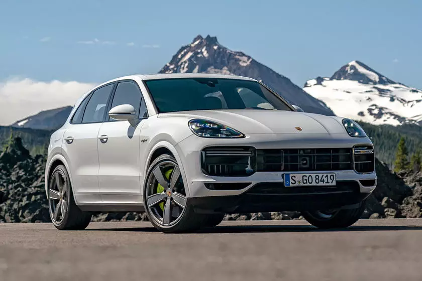 2020ko Porsche Cayenne Hybrid Frontal Aspect