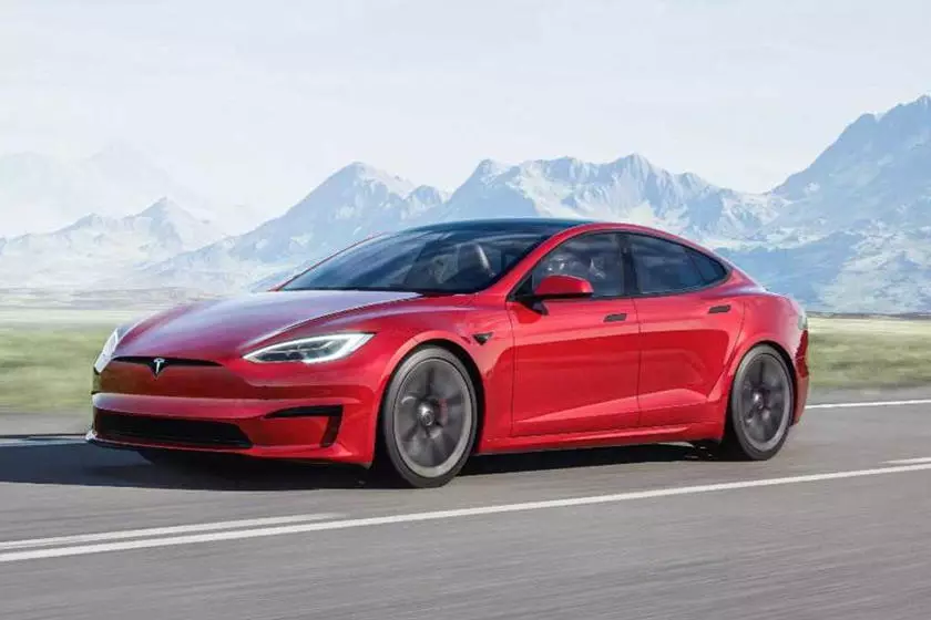 د 2021 Tesla ماډل S Plaid Driving Front Angle