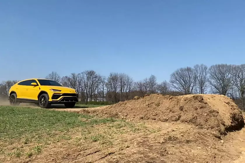 Žiūrėkite, kaip Lamborghini Urus šokinėja per Aventadorą 38911_1