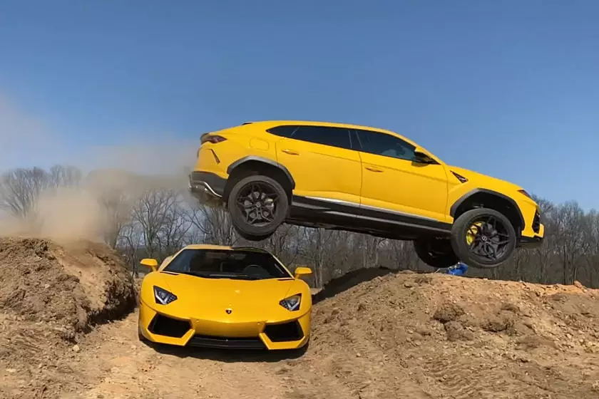 Žiūrėkite, kaip Lamborghini Urus šokinėja per Aventadorą 38911_5