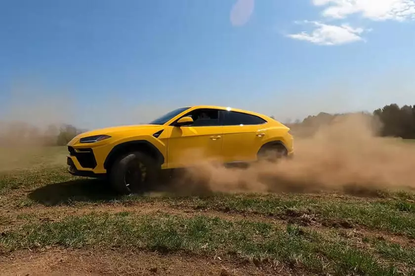 Lamborghini Urus Aventador එකකට උඩින් පැනීම නරඹන්න 38911_7