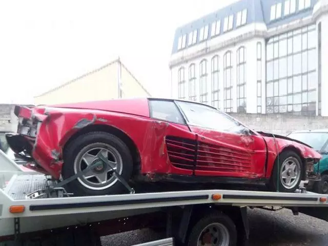 Este tipo comprou un Ferrari Testarossa destrozado e pasou seis anos restaurándoa 38990_1