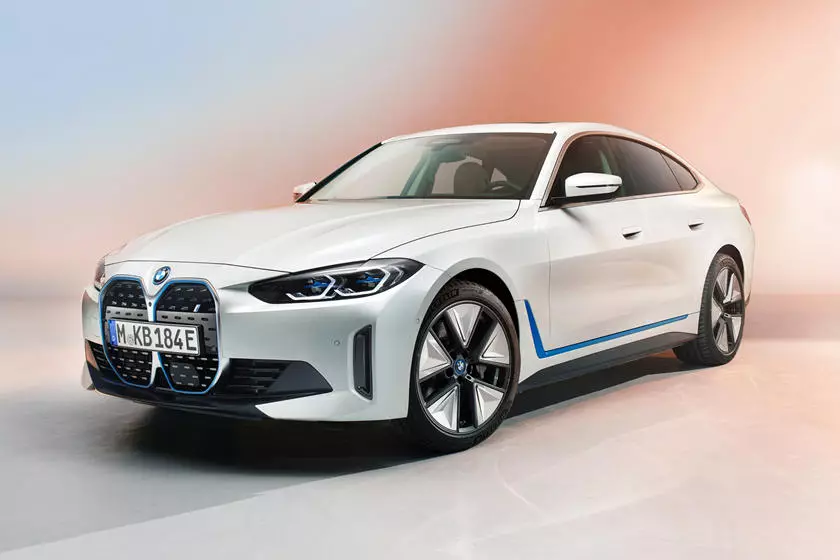 2022 BMW i4 vista de ângulo frontal