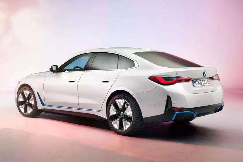 2022 BMW i4 vista traseira em ângulo