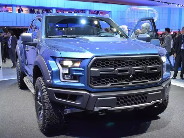 بۇنى ئوقۇپ بېقىڭ ، 2017-يىللىق فورد F-150 Raptor نىڭ ئات كۈچىنى تاپالايسىز 39126_1