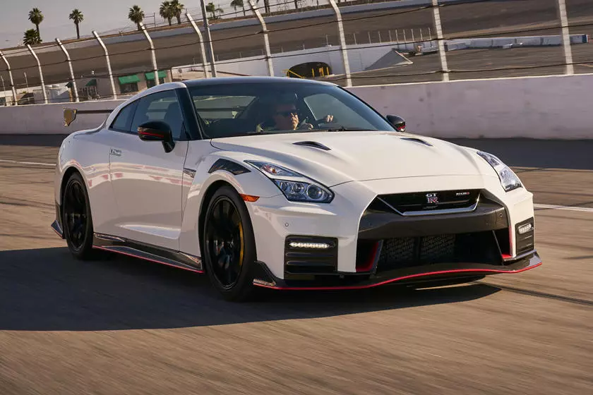 2020 წლის Nissan GT-R NISMO მართვის წინა კუთხე