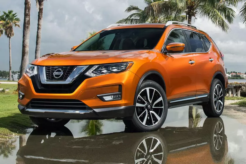 Vue d'angle avant du Nissan Rogue 2017-2020