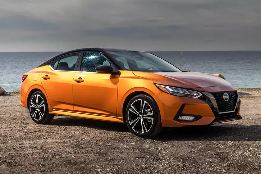 Nissan Sentra gaban kusurwa na 2020