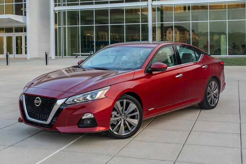 2019-2020 Nissan Altima Front Angle View