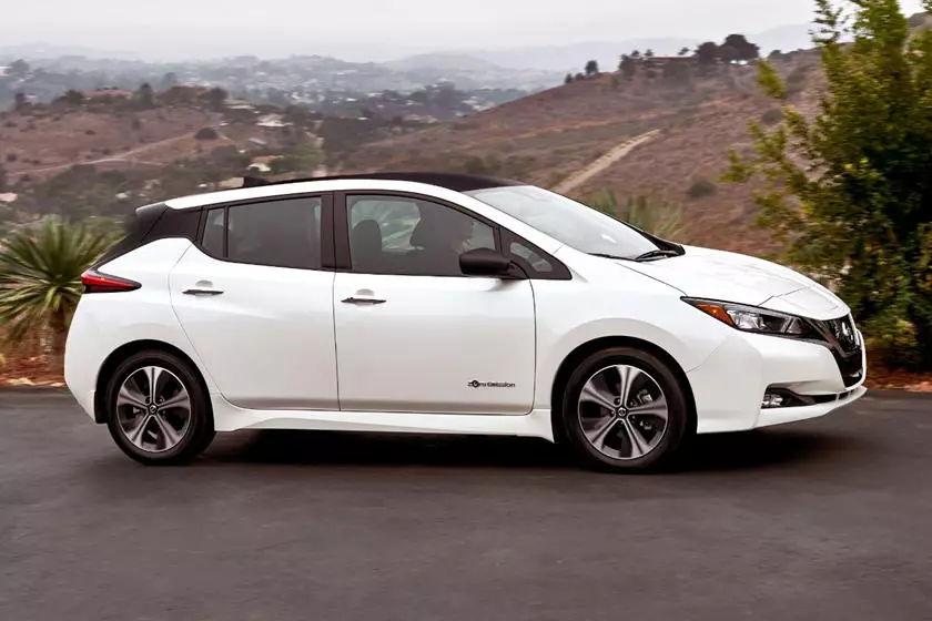 Vue latérale de la Nissan Leaf 2018-2020