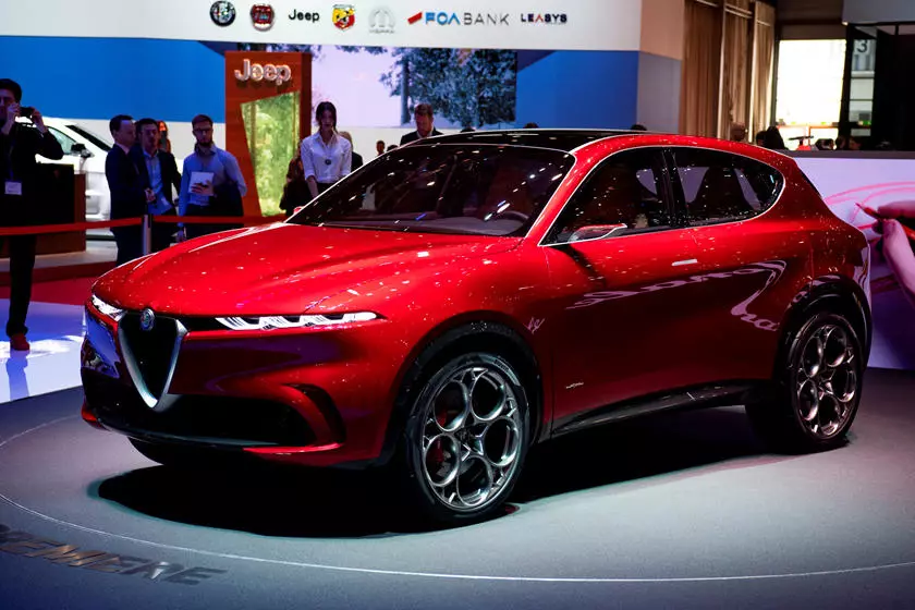 2022 Alfa Romeo Tonale የፊት አንግል እይታ