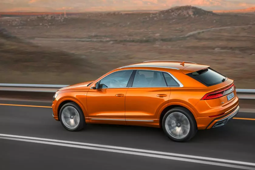 Audi Q8 2019-2021, вид сбоку за рулем