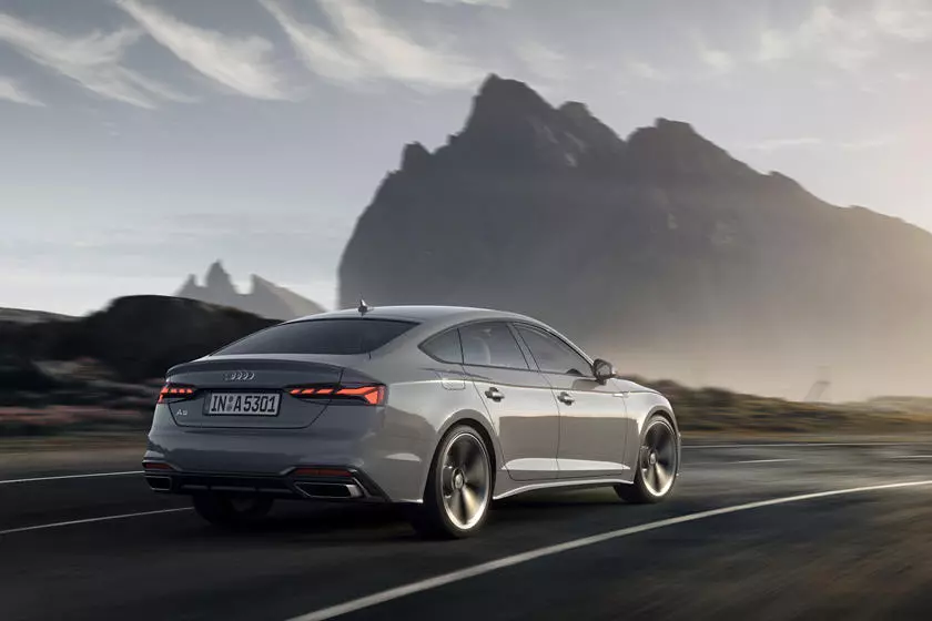 2020-2022 Audi A5 স্পোর্টব্যাক রিয়ার ভিউ ড্রাইভিং