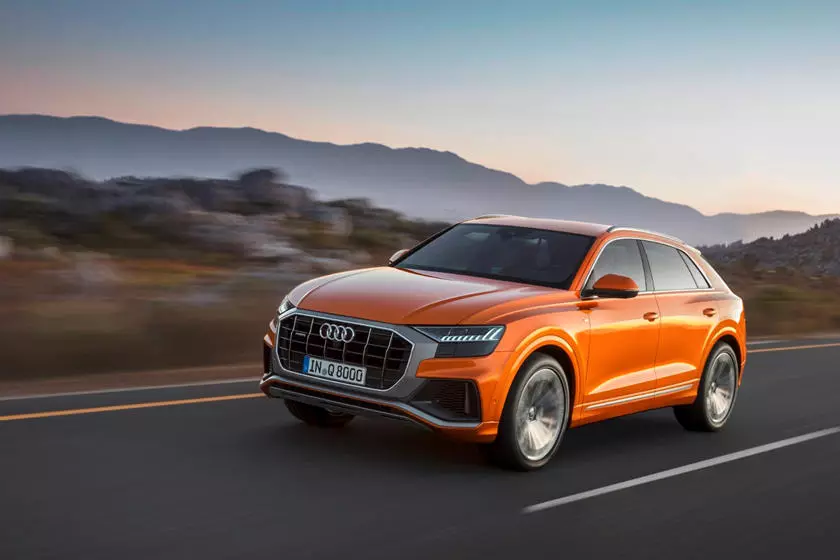 2019-2021 Audi Q8 ফ্রন্ট ভিউ ড্রাইভিং