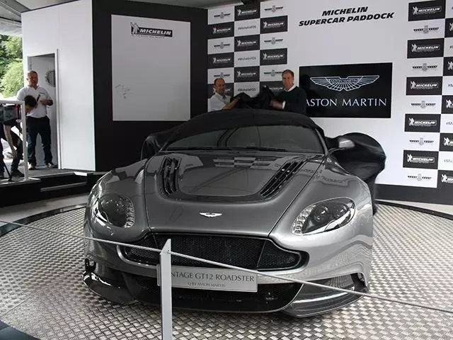 Ib-Off Aston Martin Vantage GT12 Roadster Stuns Ntawm Goodwood FOS 39473_1