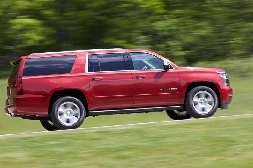 2015-2020 Chevrolet Suburban Страничен изглед Шофиране