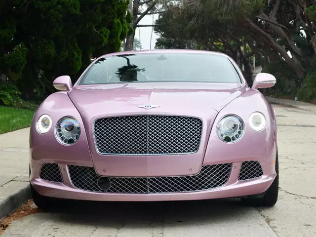 Бейне: қайырымдылық үшін боялған Pink Bentley Continental GT 39564_1