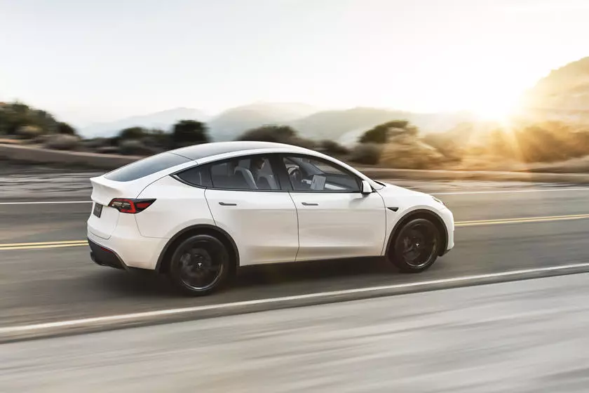 2020 Tesla Model Y 측면도 운전