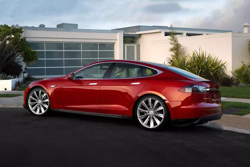 Vista lateral do Tesla Model S 2017-2020