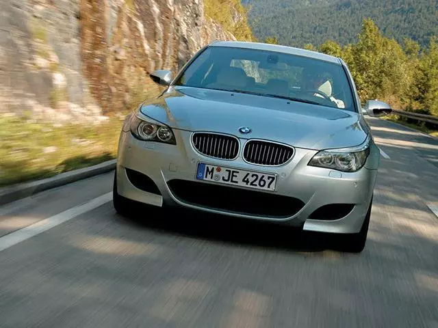 BMW M5 इभोलुसन: शत्रुहरूको खोपडी र गियरहेडहरूको हृदय सङ्कलन गर्दै 39818_1