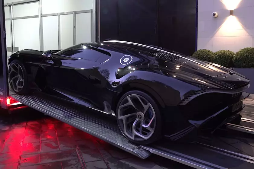 නත්තල සඳහා ඩොලර් මිලියන 18 ක Bugatti La Voiture Noire ලබා ගැනීම නරඹන්න 39823_1