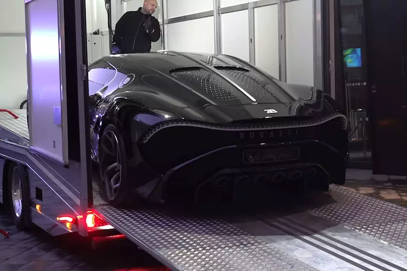 Titta på Bugatti La Voiture Noire för 18 miljoner dollar som blir inslagen inför julen 39823_2