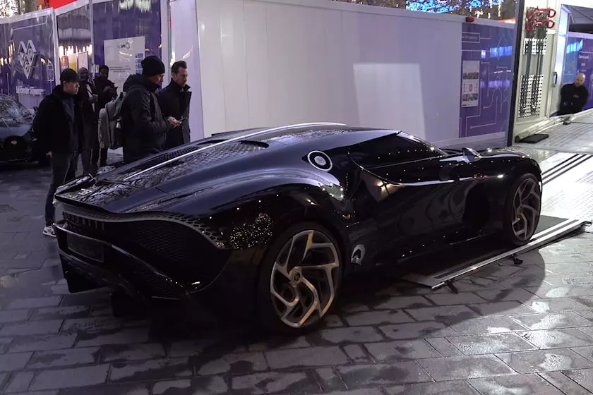 නත්තල සඳහා ඩොලර් මිලියන 18 ක Bugatti La Voiture Noire ලබා ගැනීම නරඹන්න 39823_3