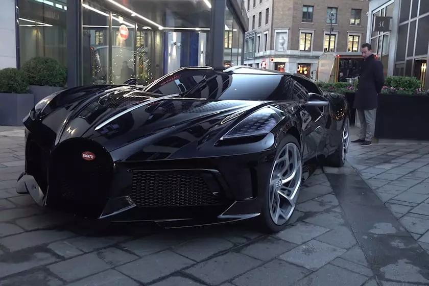 Դիտեք 18 միլիոն դոլար արժողությամբ Bugatti La Voiture Noire-ը, որը փաթաթվում է Սուրբ Ծննդին 39823_4