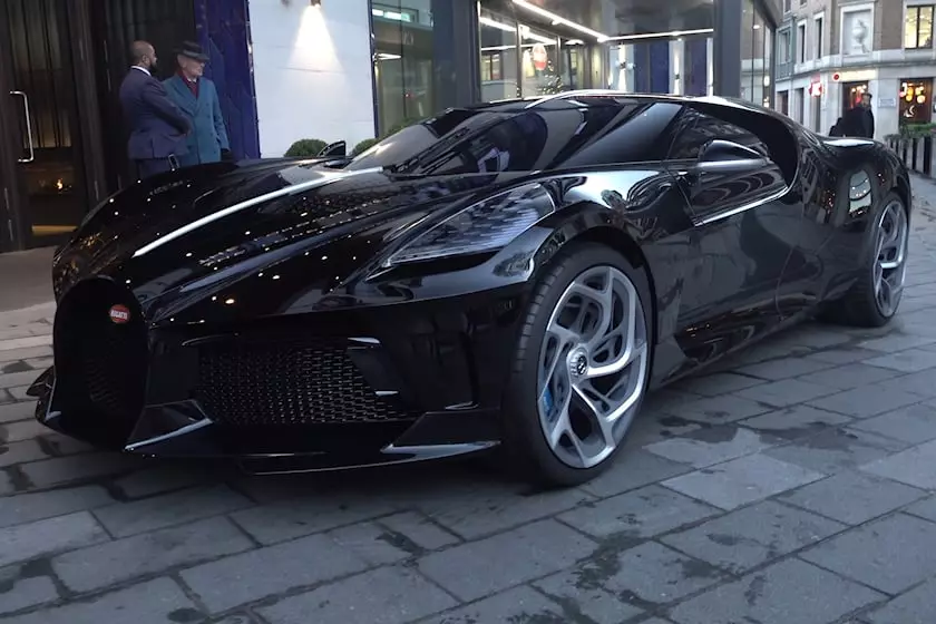 18 million dollarlik Bugatti La Voiture Noire-ning Rojdestvoga tayyorlanishini tomosha qiling 39823_5