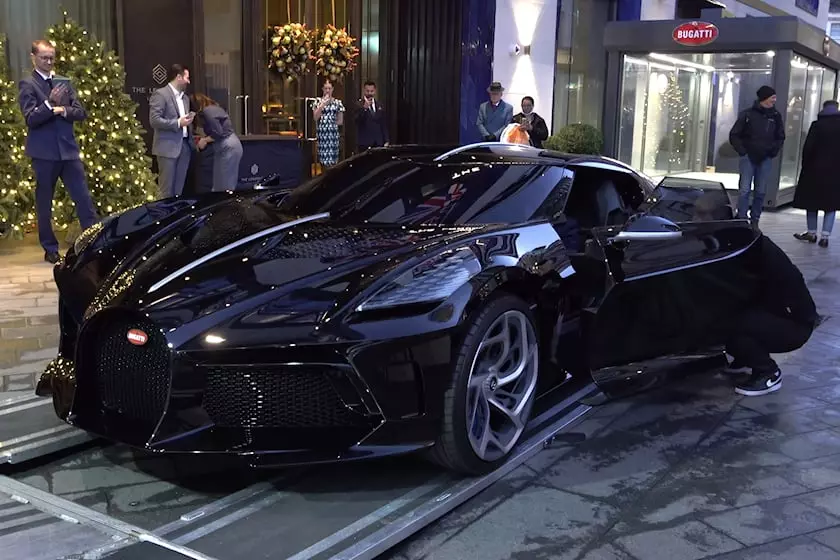 ເບິ່ງ Bugatti La Voiture Noire ມູນຄ່າ 18 ລ້ານໂດລາ ໄດ້ຮັບການຫໍ່ຂຶ້ນສໍາລັບວັນຄຣິດສະມາດ 39823_6